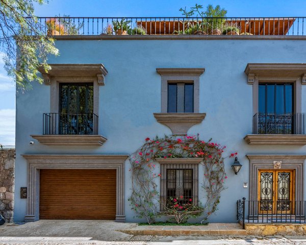 Porton 18: Modern Colonial Home in Atascadero, San Miguel de Allende